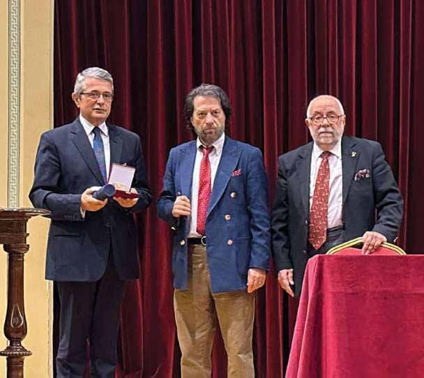 Ο ΚΑΘΗΓΗΤΗΣ ΜΑΝΟΛΗΣ ΒΑΡΒΟΥΝΗΣ ΕΠΙΤΙΜΟ ΜΕΛΟΣ ΤΟΥ «ΦΙΛΟΛΟΓΙΚΟΥ ΣΥΛΛΟΓΟΥ ...